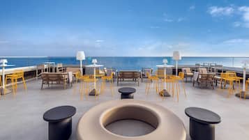 2 bares/lounges, bar ao lado da piscina, bar na praia