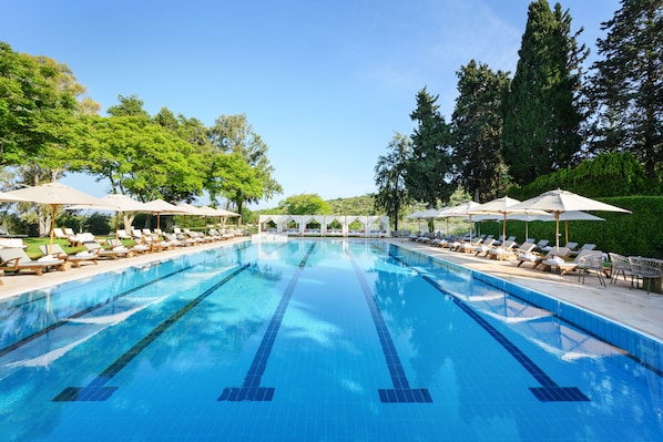 Piscina interior, piscina exterior, guarda-sóis, espreguiçadeiras