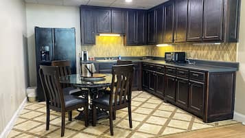 Suite-Estúdio Executiva, 1 cama king-size | Cozinha privada | Uma cafeteira/bule