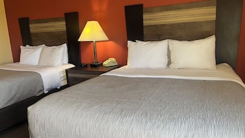 Escrivaninha, cortinas blackout, ferros/tábuas de passar roupa