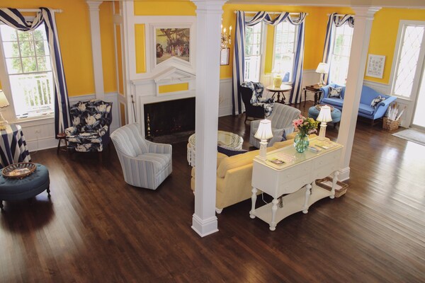 Colonial Inn In Harbor Springs - Michigan