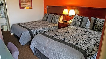 Quarto casal básico, 2 camas Queen, para não fumantes | Escrivaninha, Wi-Fi de cortesia, roupa de cama, despertadores