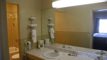 Quarto básico, 1 cama King, para não fumantes | Banheiro | Chuveiro/banheira combinados, secador de cabelo, toalhas de banho