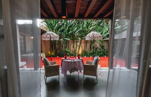 Vila luxo, 2 quartos, piscina particular | Opções para refeição para casais | Culinária da Indonésia