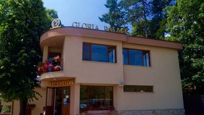 Um edifício de dois andares com uma área de recepção e uma placa indicando