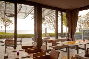 Serviço de café da manhã, culinária internacional, vistas para o mar 