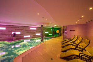 Piscina interior, espreguiçadeiras 