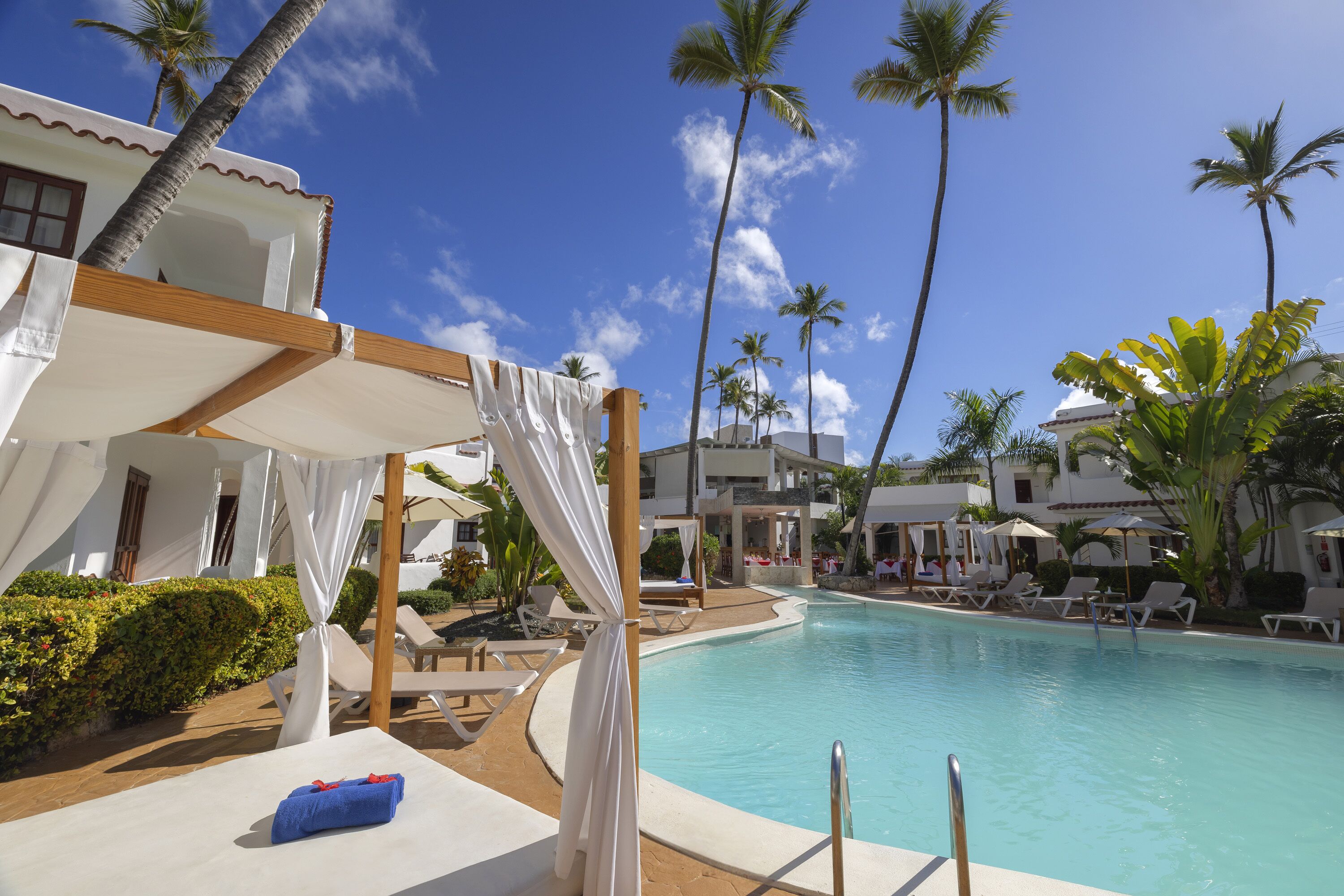 3 piscinas exteriores, guarda-sóis, espreguiçadeiras 