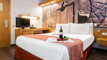 Frigobar, cofres nos quartos, escrivaninha