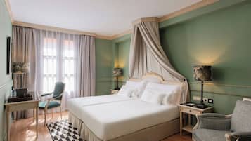 Quarto, 2 camas individuais | Minibar, cofre no quarto, com decoração personalizada