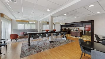 Café da manhã com buffet grátis todos os dias
