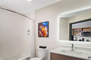 Quarto, 1 cama king-size (Comm, Mobil, Access Tub) | Casa de banho | Uma combinação polibã/banheira, um secador de cabelo