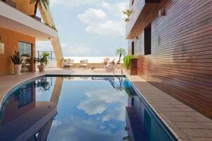 Piscina externa, espreguiçadeiras