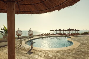 Piscina externa, funciona das 9h às 20h, guarda-sóis, espreguiçadeiras