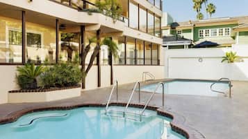 2 piscinas exteriores, guarda-sóis, espreguiçadeiras