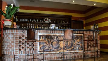 Este bar no lobby do hotel, com vista para o jardim, aberto diariamente