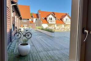 Quarto solteiro econômico | Cofres nos quartos, escrivaninha, espaço de trabalho para notebook