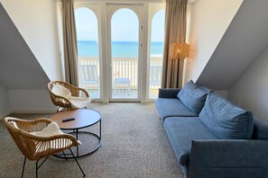 Suíte estúdio luxo, sacada, vista para o mar | Cofres nos quartos, escrivaninha, espaço de trabalho para notebook