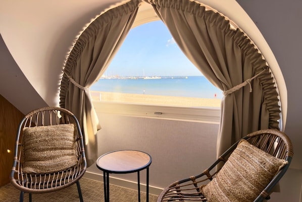 Suíte estúdio luxo, sacada, vista para o mar | Cofres nos quartos, escrivaninha, espaço de trabalho para notebook