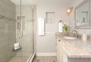 Suíte luxo, 2 quartos | Banheiro | Chuveiro/banheira combinados, secador de cabelo, toalhas de banho 