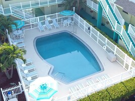 Suíte luxo, 2 quartos | Piscina externa | Piscina aquecida, guarda-sóis, espreguiçadeiras