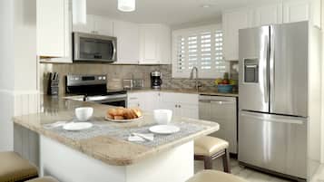 Suíte luxo, 2 quartos | Cozinha privada | Geladeira grande, micro-ondas, cooktop, cafeteira/chaleira