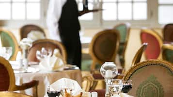 3 restaurantes, é servido café da manhã