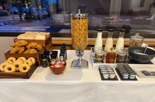 Pequeno-almoço tipo buffet diário (7.5 EUR por pessoa) 