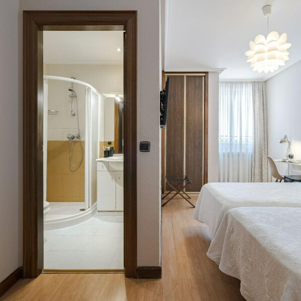 Quarto Duplo Standard | Casa de banho | Um polibã, um secador de cabelo, toalhas fornecidas, sabão