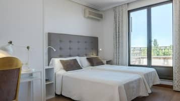 Quarto triplo superior, sacada | Frigobar, cofres nos quartos, cortinas blackout
