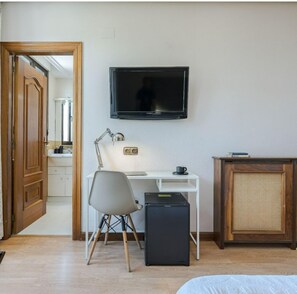 Quarto Duplo Standard | Sala de estar | TV de ecrã plano