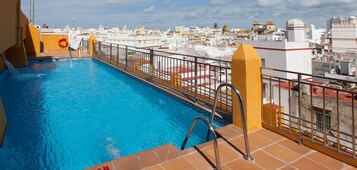 Piscina externa sazonal, espreguiçadeiras