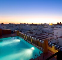 Piscina externa sazonal, espreguiçadeiras