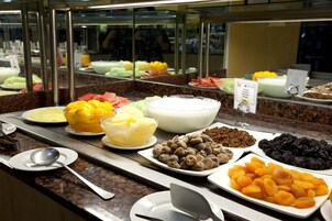 Café da manhã com buffet todos os dias mediante uma taxa