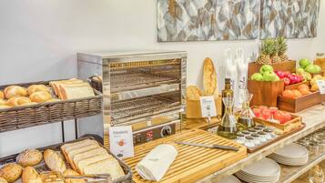 Pequeno-almoço tipo buffet diário (15 EUR por pessoa)