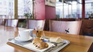 Café da manhã com buffet diário (EUR 10.50 por pessoa)