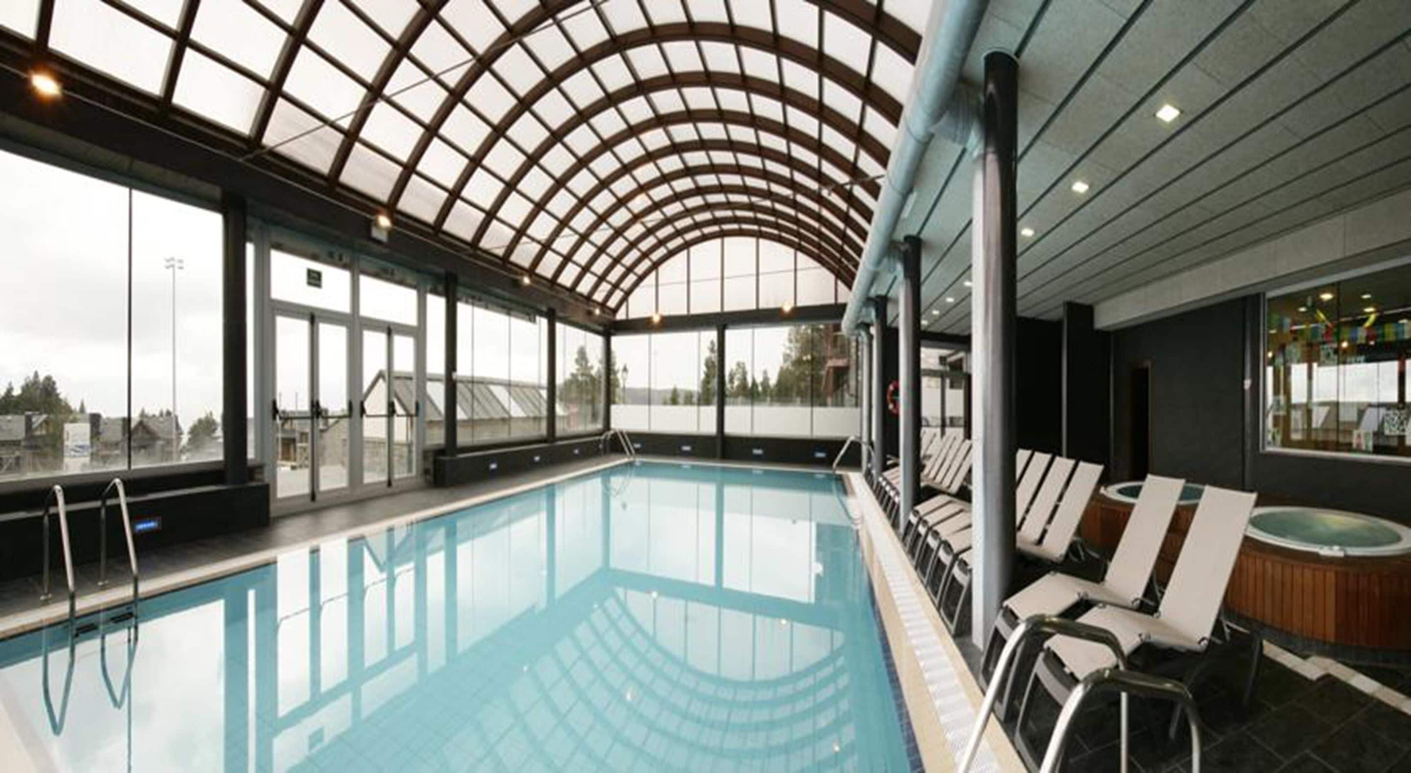 Piscina interna, funciona das 10h às 21h, espreguiçadeiras