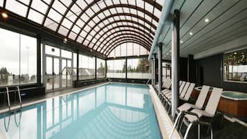 Piscina interna, funciona das 10h às 21h, espreguiçadeiras