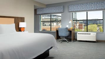 Suite, 1 cama king-size, no canto | Secretária, secretária adequada para computadores portáteis