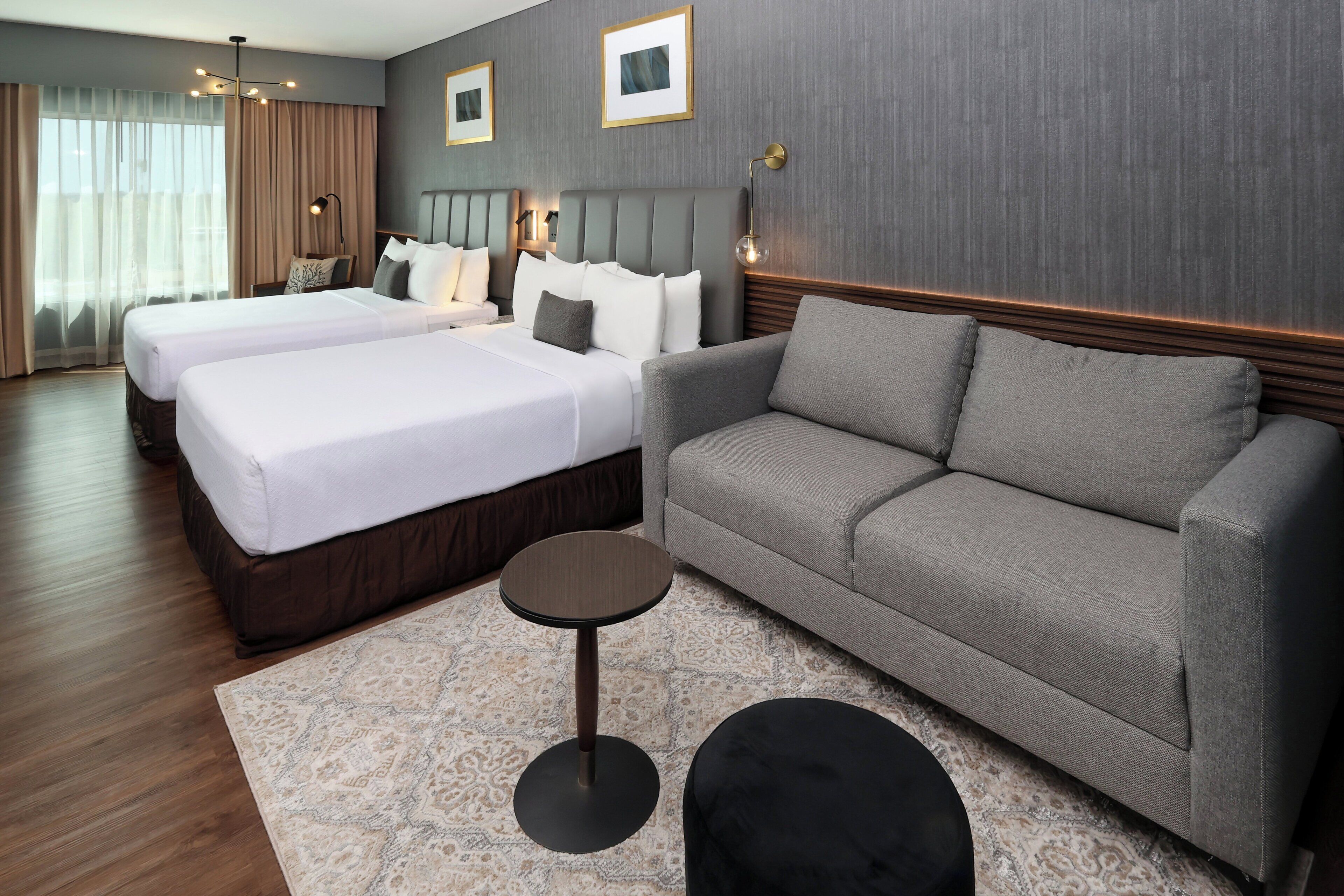 Suite Júnior, 2 camas queen-size (Crowne) | Roupa de alta qualidade, minibar, cofre no quarto, secretária 
