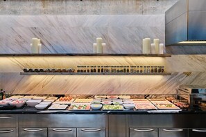 Pequeno-almoço tipo buffet diário mediante uma taxa
