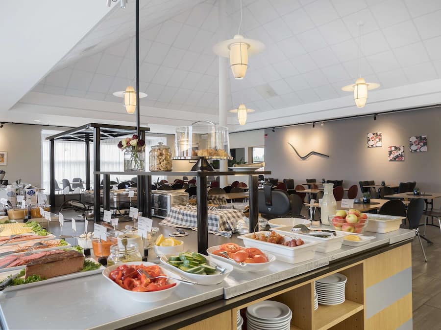 Café da manhã completo grátis todos os dias