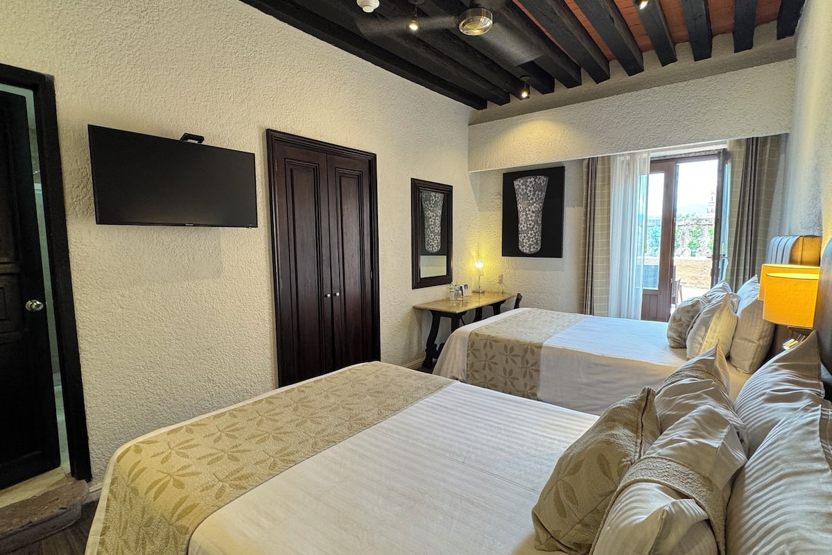 Quarto Deluxe, 2 camas de casal | Cofre no quarto, secretária, ferro/tábua de engomar, Wi-fi grátis