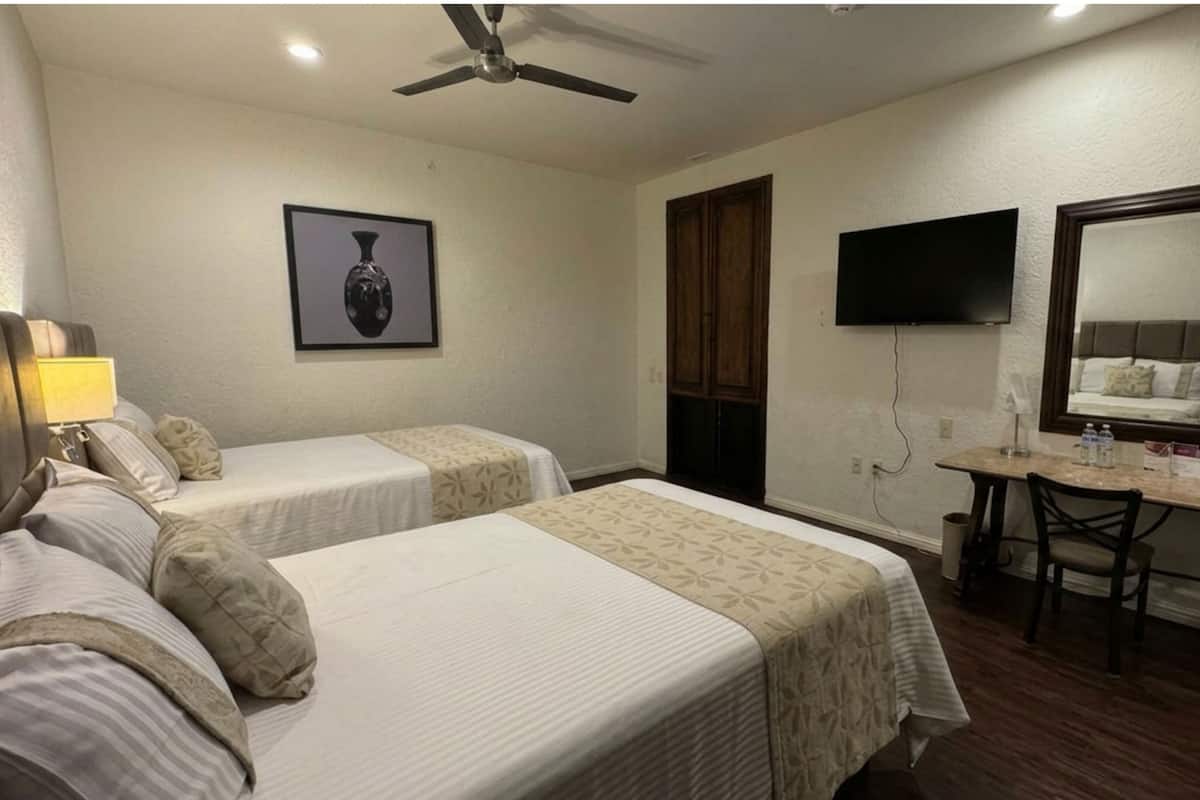 Room (Dog Friendly) | Cofre no quarto, secretária, ferro/tábua de engomar, Wi-fi grátis