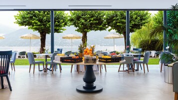 2 restaurantes, pequenos-almoços servidos 