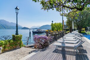 Terraço com espreguiçadeiras