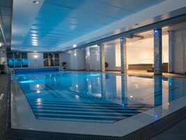 Piscina interior, espreguiçadeiras 