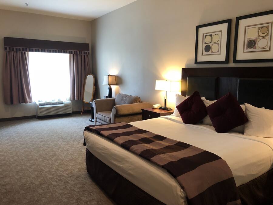 Presidential Suite, 1 King Bed with Sleeper Sofa | Cofre no quarto, secretária