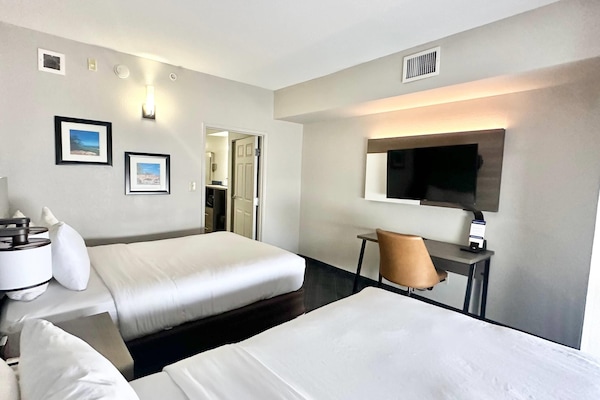 1 quarto, roupa de alta qualidade, cofre no quarto, secretária