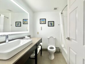 Roupas de cama premium, cofres nos quartos, escrivaninha